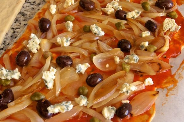 Pizza de cebolla y roquefort - Recetas de Escándalo