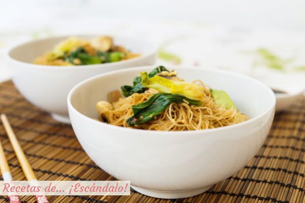 Fideos de arroz chinos salteados con champiñones y pak choi - Recetas ...