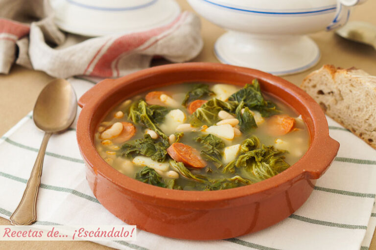 Caldo gallego tradicional con berza y lacón, delicioso y reconfortante ...
