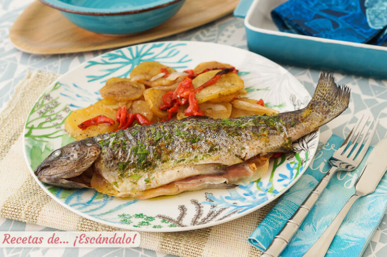 Trucha al horno con jamón, patatas y pimiento, un pescado asado de 10 ...