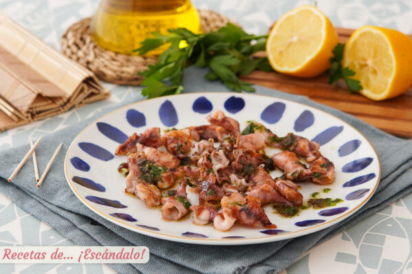 Chipirones a la plancha con salsa verde de perejil - Recetas de ¡Escándalo!